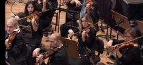 Soy yo o este violinista de la orquesta de RTVE es clavado a Jason ...